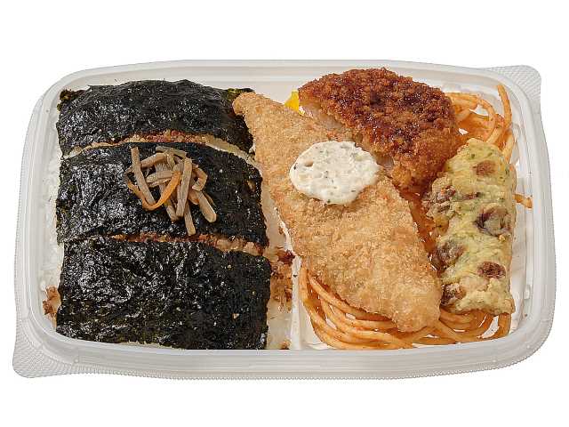セブン イレブン500円以内で買える新発売のお弁当3選おかかたっぷり 海苔弁当白身フライちくわ磯辺揚げコロッケがのってます