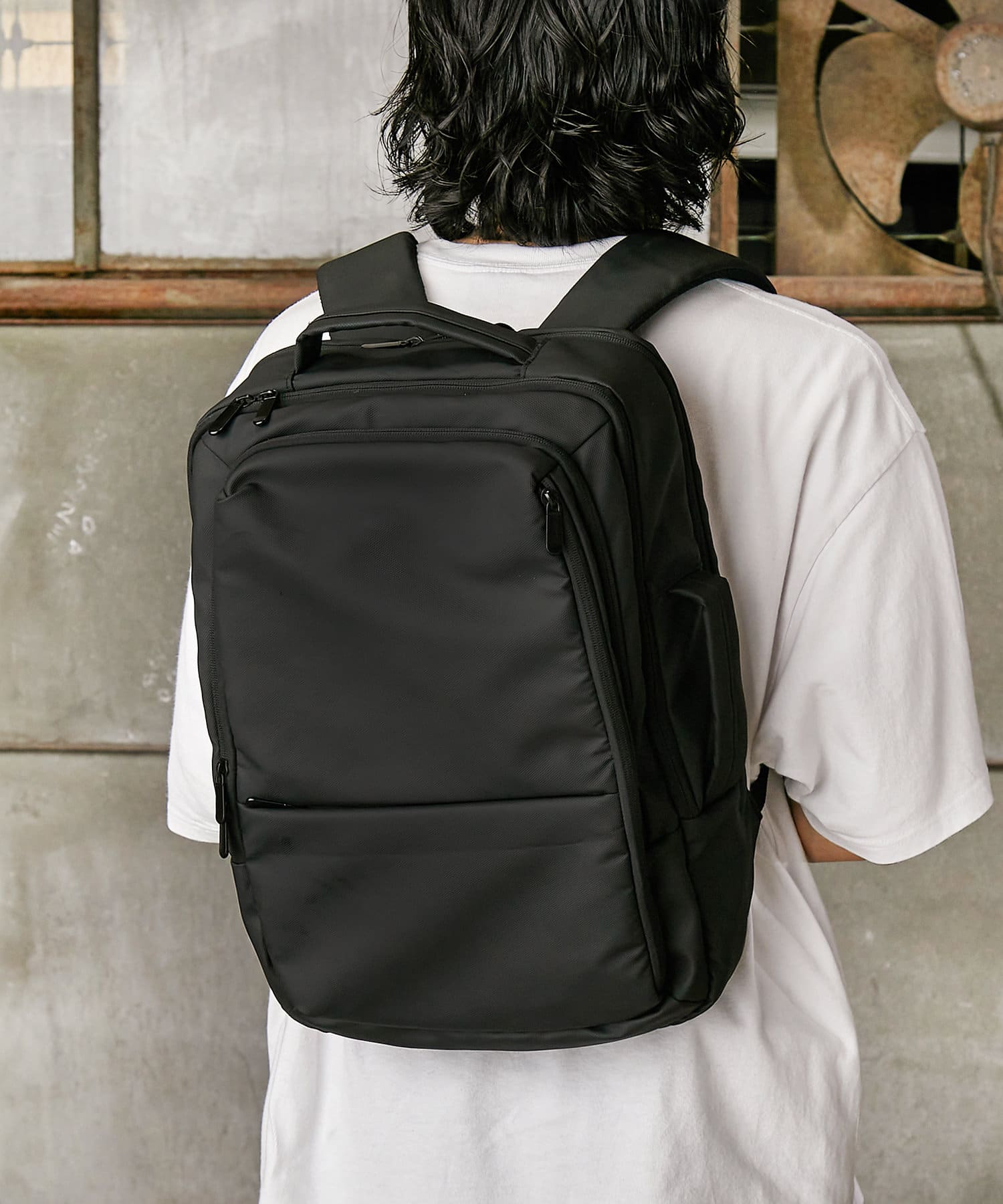 写真 3COINSビジネスリュックが3850円 4つのパーテーションと2WAYで最高 パソコンもしっかり収納できて仕分けし