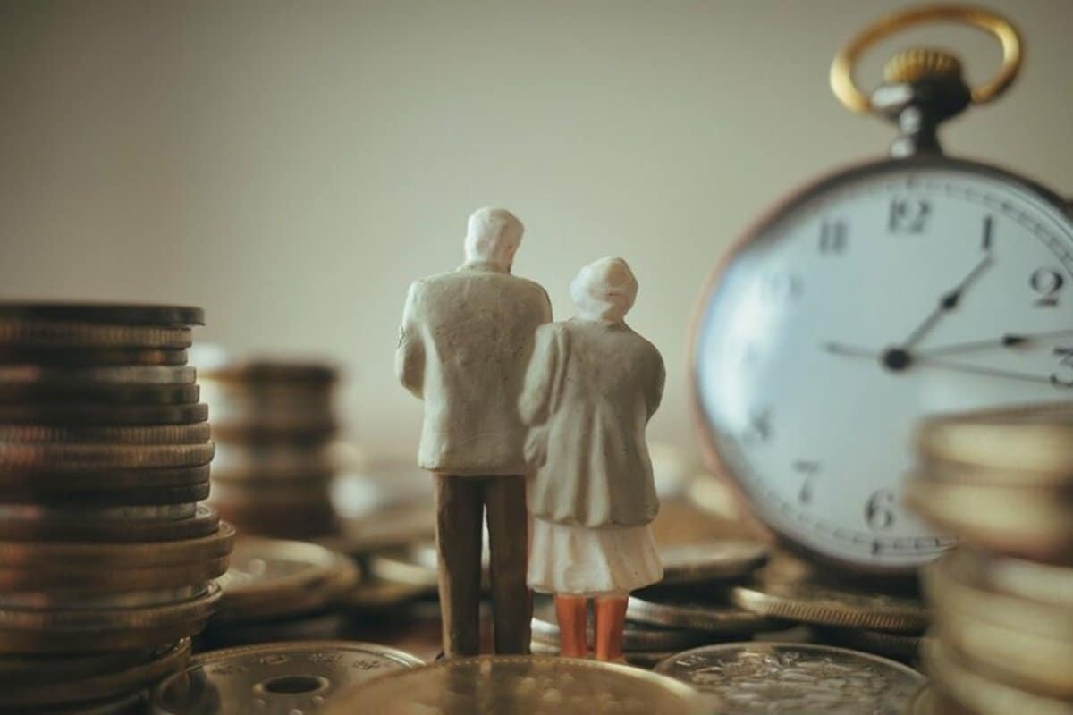 【65歳以上の無職夫婦二人以上世帯】平均貯蓄額は2504万円・毎月約4万円の赤字。「年金月額・毎月の生活費」の平均額はいくら？ Limo