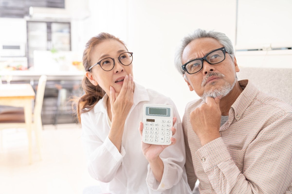 写真 | 【65歳以上のシニア】年金だけで生活できる人は約4割…「毎月赤字」になる老後家計と70歳代のリアルな平均貯蓄額・中央値を見る 貯金 ...