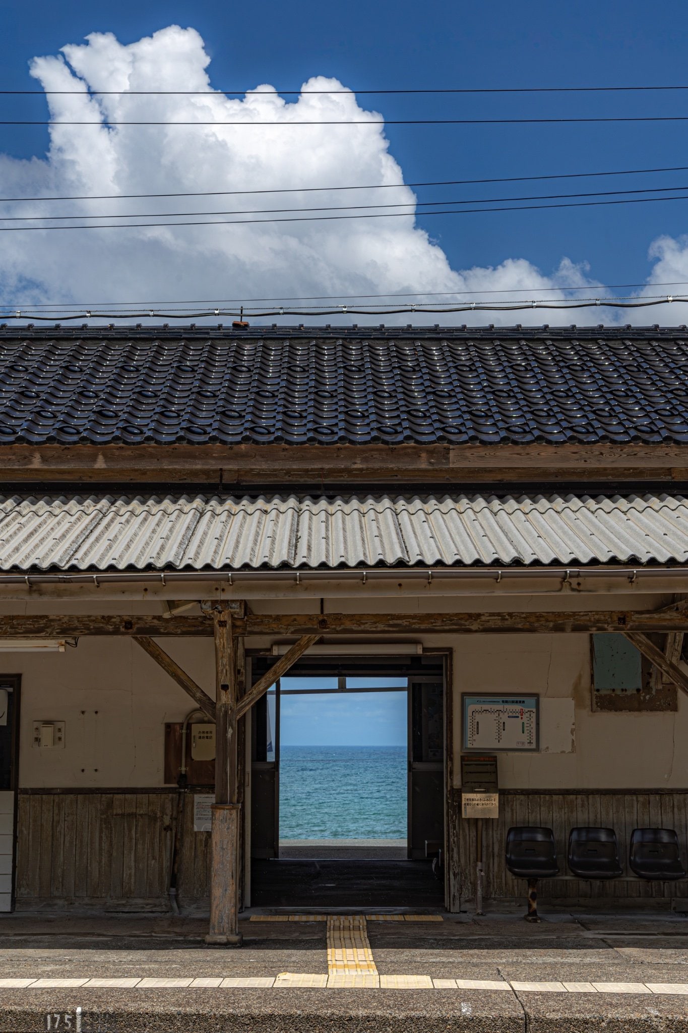 写真 | 新潟県で「海が見える駅」を撮影 駅舎の奥に広がる夏らしい風景に「額縁みたい」「見え方が素敵」との声 | LIMO | くらしとお金の ...