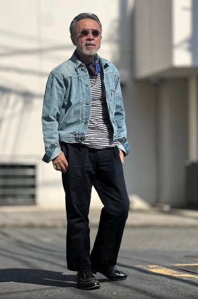写真 | 【イケオジコーデ】デニムジャケットを使った上品な〈カジュアルコーデ〉がおしゃれ 「佇まいだけで絵になるオーラ」の声 年金受給生活者の ...