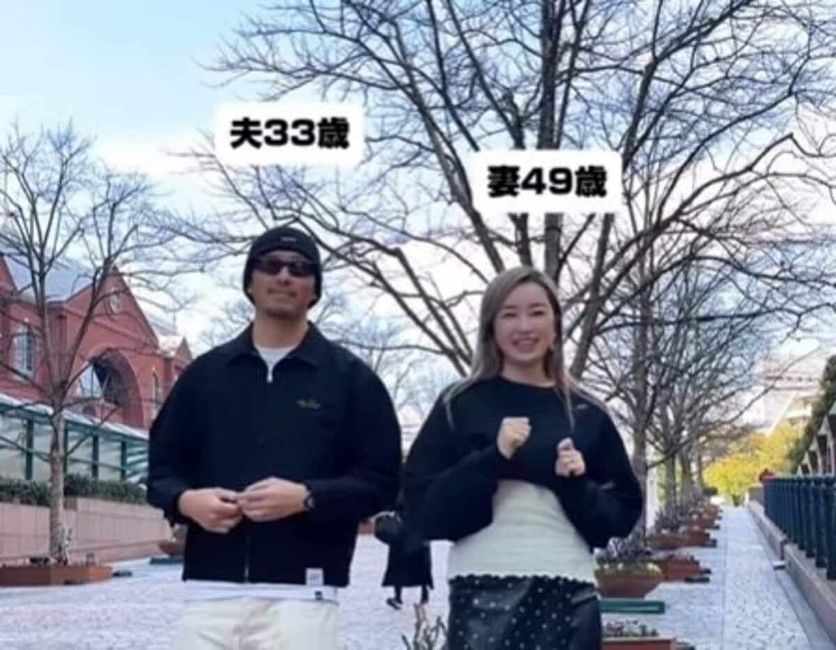 写真 | 【16歳差夫婦】49歳妻が33歳夫と美脚ダンス披露「さすがモデル！綺麗やわー」「49？嘘やろー」 SNSも驚きの声！「嫁49？絶対見えない！」 | LIMO | くらしとお金の経済メディア