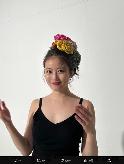 写真 | 今田美桜 美スタイル際立つ！黒キャミ姿に反響「めっちゃ可愛い」「顔綺麗スタイル良い」グッズ撮影のオフショットをスタッフが投稿 1か月 ...