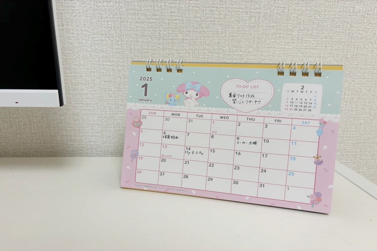 【セリア】110円〈マイメロ卓上カレンダー〉毎月イラストが変わって記入もしやすい 実際にデスクに置いて使ってみた！ | LIMO | くらしとお金の経済メディア
