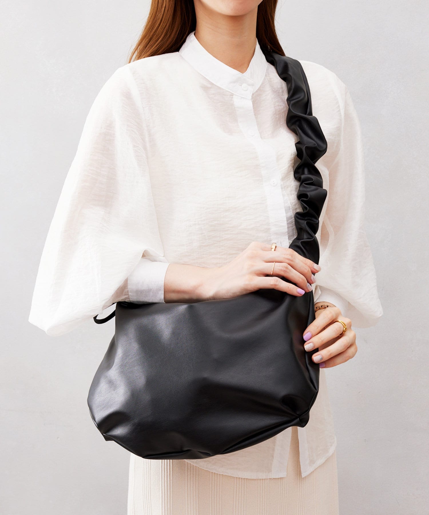 写真 | 【3COINS】ぜんぶ1000円台の高コスパ〈ショルダーバッグ〉3選。シンプルで使いやすい！ 2WAY仕様・撥水加工付きなど、機能性に優れたバッグが揃っています | LIMO ...