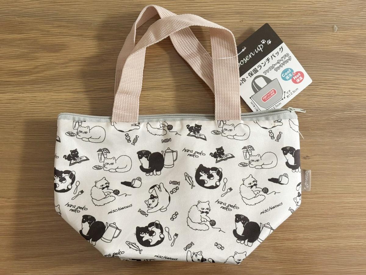 写真 | 「6匹の猫たちがいたずら!?」キャンドゥの猫デザイン保冷ランチバッグ。110円で手書き風が可愛い 猫好きの方必見！保冷・保温どちらでも使える実力派 | LIMO | くらしとお金の ...