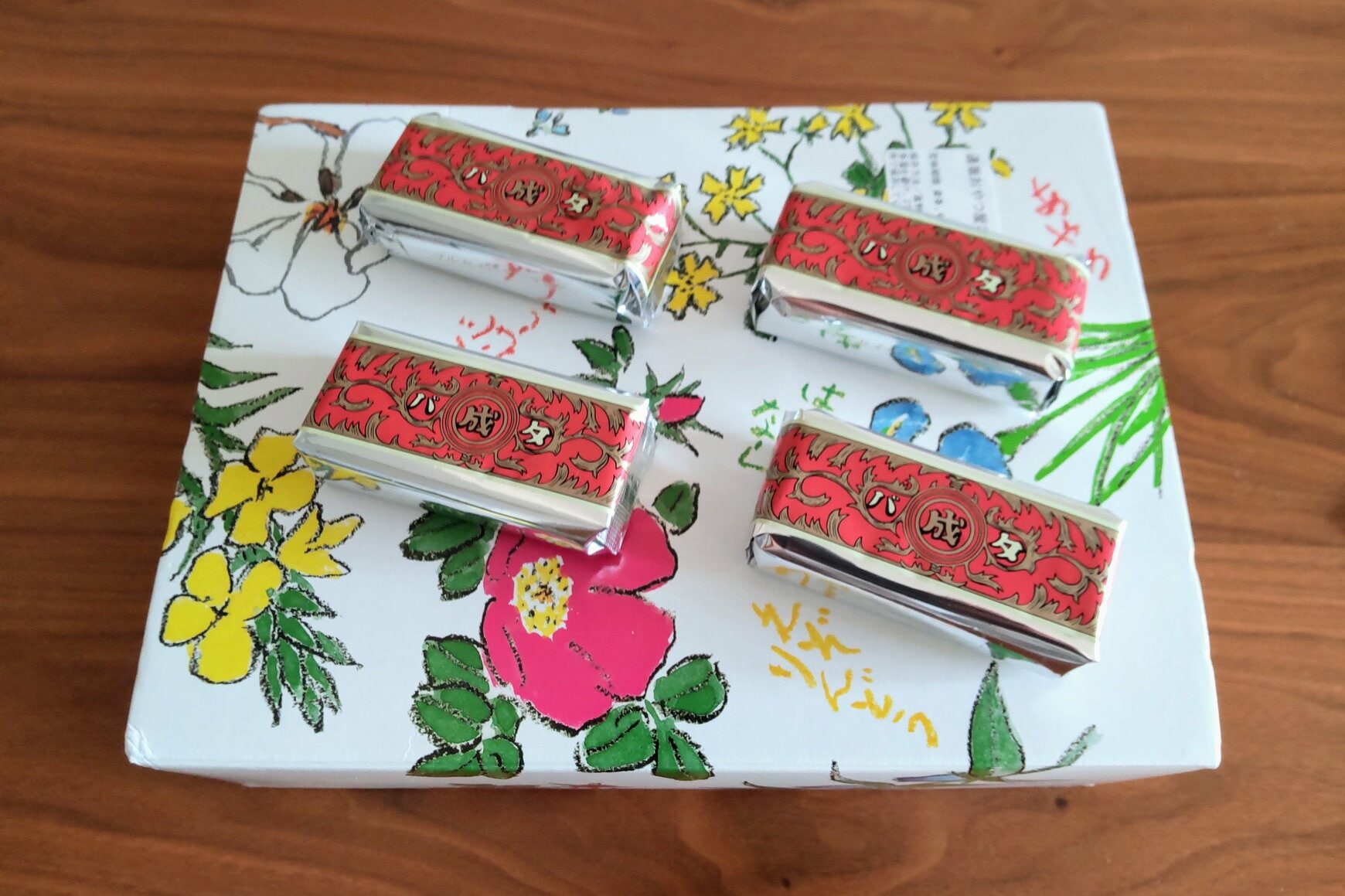 六花亭「5月のおやつセット」3000円のお得な中身。チョコ味六花ロールも | LIMO | くらしとお金の経済メディア