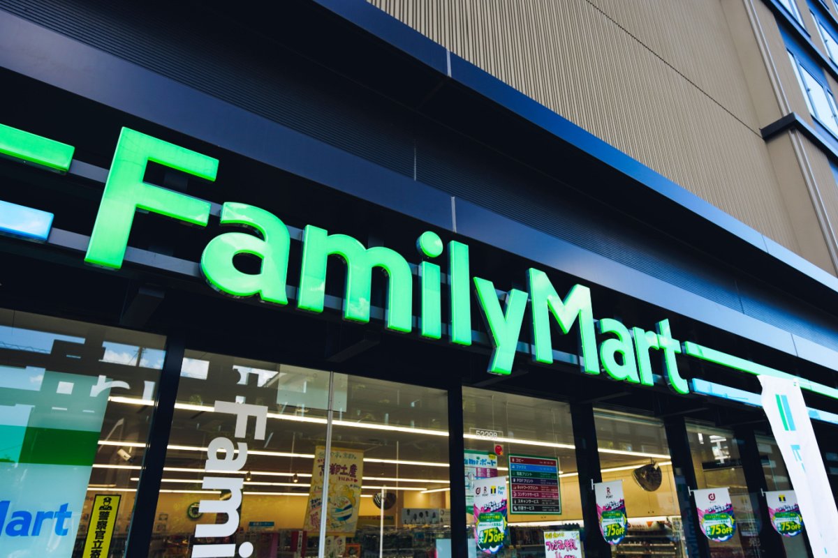 写真 | ファミリーマートの給料はいくらか。平均年齢・勤続年数も【2023年更新版】 就職と転職の企業調査・分析シリーズ | LIMO | くらしとお金の経済メディア