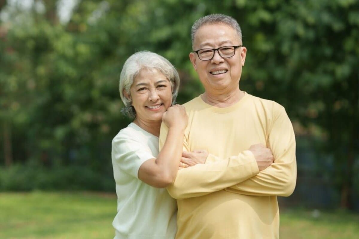 【65歳以上・無職夫婦世帯】「1カ月の生活費」のうち赤字はいくら？貯蓄額、年金月額も確認 総務省と厚生労働省のデータをグラフでみる 2