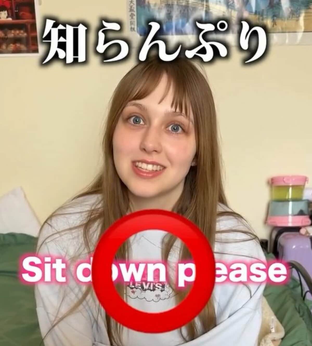 外国人女性が空耳英語クイズにチャレンジ！笑顔で大ウケする様子にたくさんのいいね集まる 「知らんぷり」「Sit down please」 | LIMO | くらしとお金の経済メディア