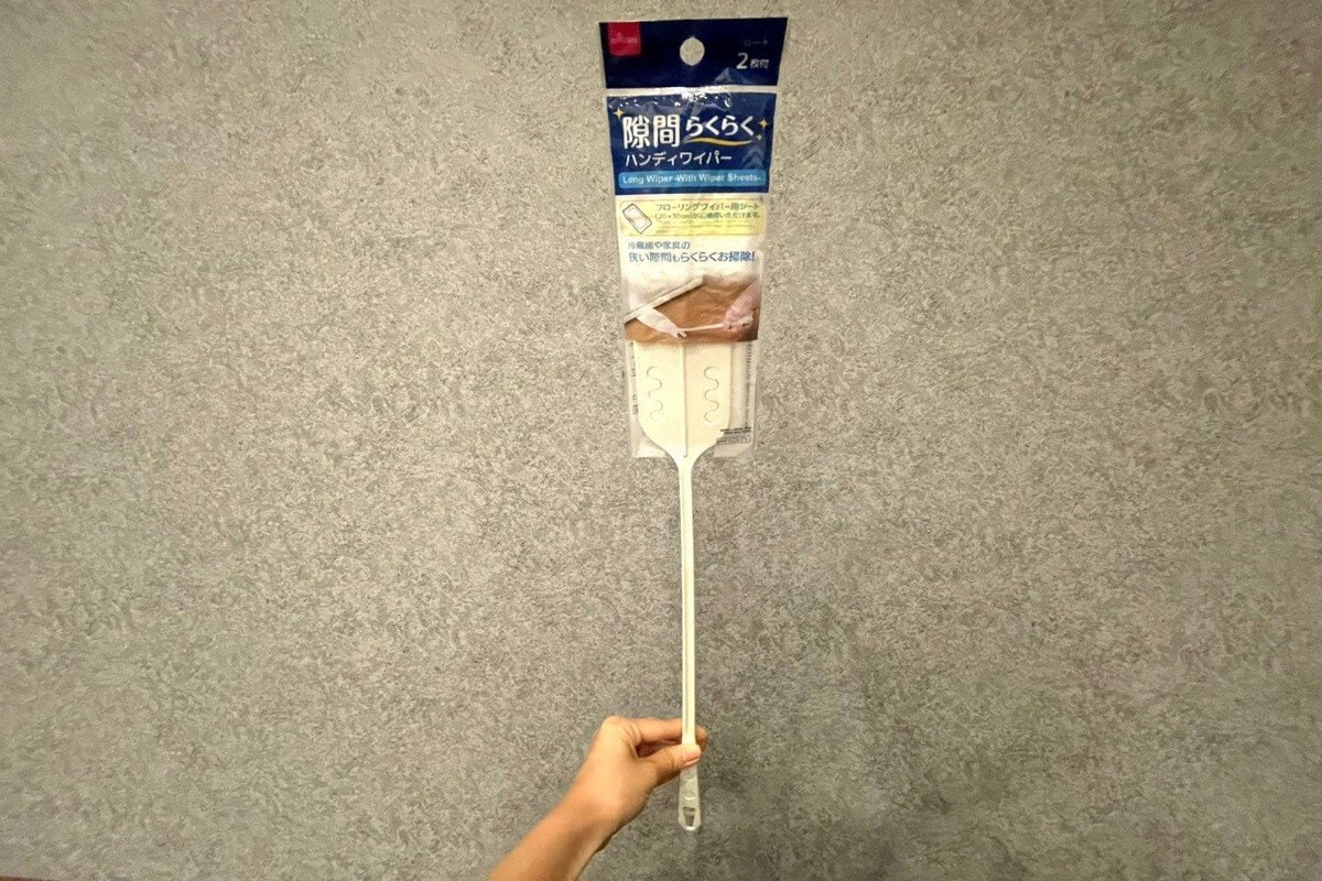 隙間らくらく【ダイソー】110円〈ハンディワイパー〉手が届かない場所も掃除できた！ 使用方法や収納法をレビュー | LIMO | くらしとお金の経済メディア