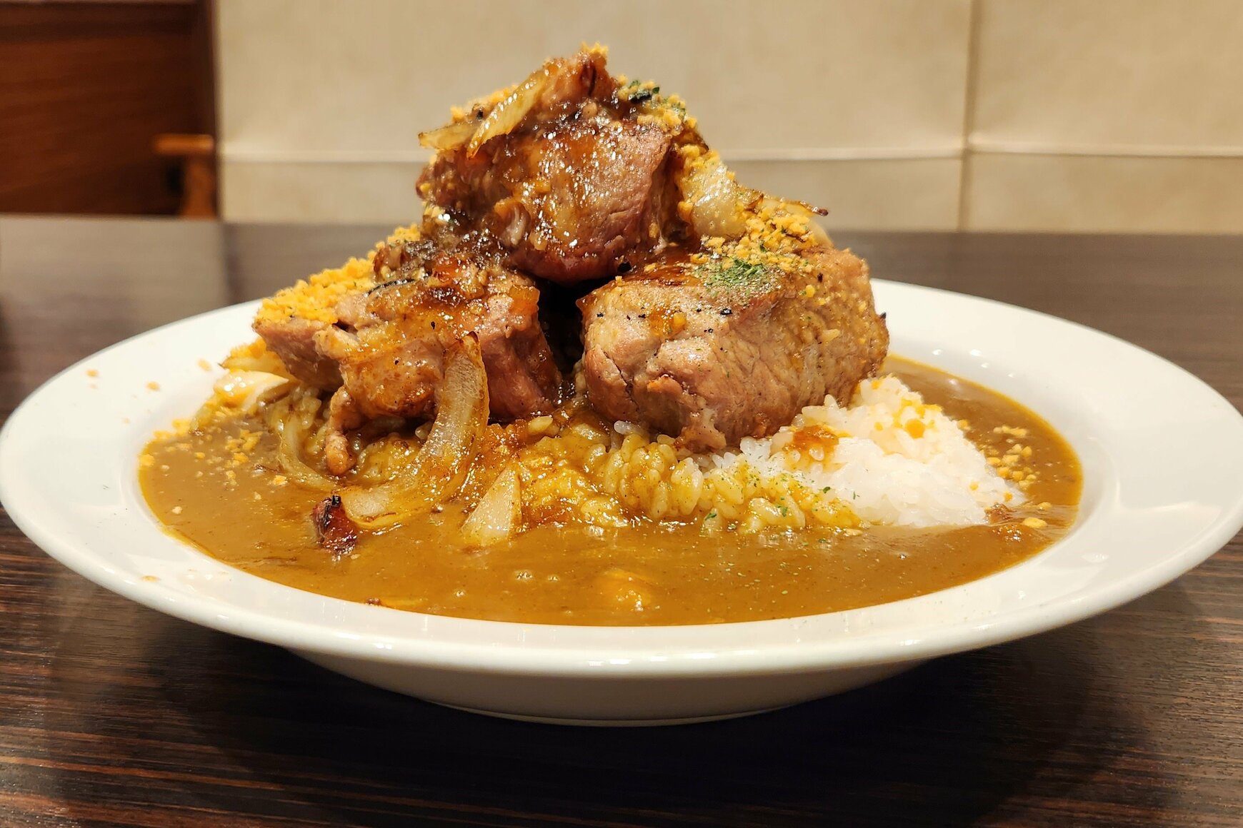 SNSで話題【CoCo壱番屋】の「ホロ肉ドカンと豪快カレー」 圧倒的なデカ盛り具合にノックアウト | LIMO | くらしとお金の経済メディア