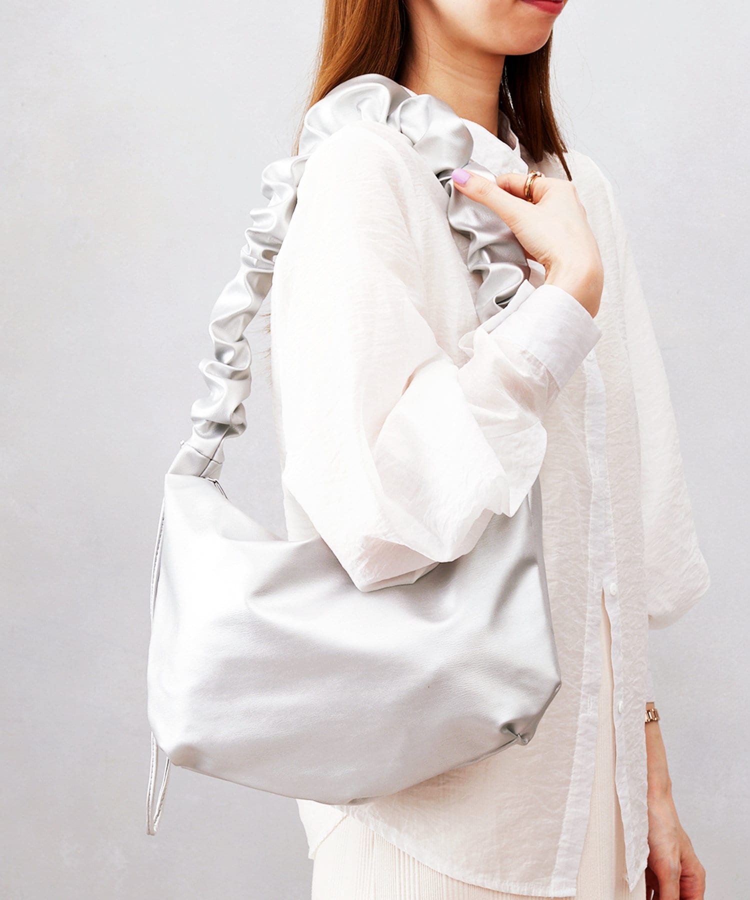 【3COINS】ぜんぶ1000円台の高コスパ〈ショルダーバッグ〉3選。シンプルで使いやすい！ 2WAY仕様・撥水加工付きなど、機能性に優れたバッグが揃っています | LIMO | くらしとお金 ...