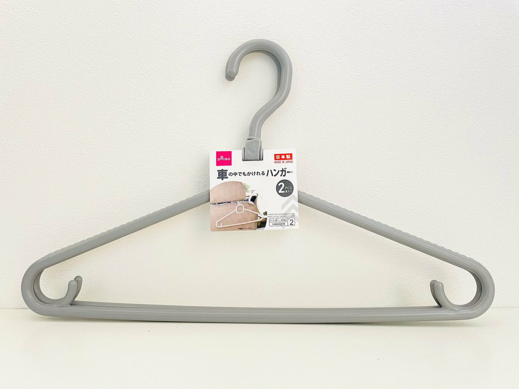 写真 | 冬のドライブで便利だった【110円ダイソーハンガー】かさばるコートもスッキリ！ かさばるコートもスッキリ掛けられる！ | LIMO | くらしとお金の経済メディア