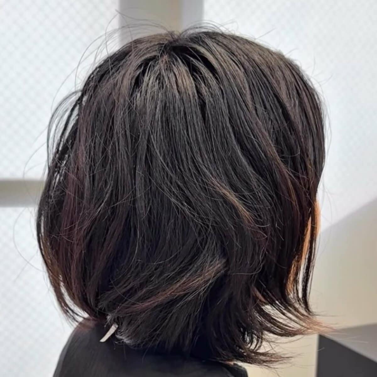 写真 | 髪の多さに悩む女性がショートヘアにスタイルチェンジ！カット前後のビフォーアフターに注目 「一生、美しく」を戦略にする。内閣府データ ...