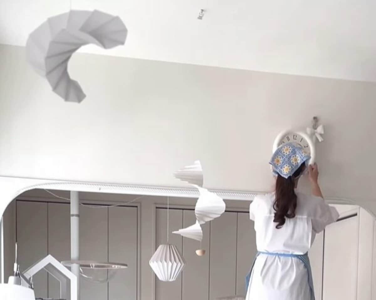 「かわいい窓ができたみたい」【簡単DIY】壁に『ガラスブロック風ポスター』を飾るだけ！部屋に開放感をプラスするアイデアが話題 コメント欄「ガラスにしか見えない」「バランスが良い」の声 ...