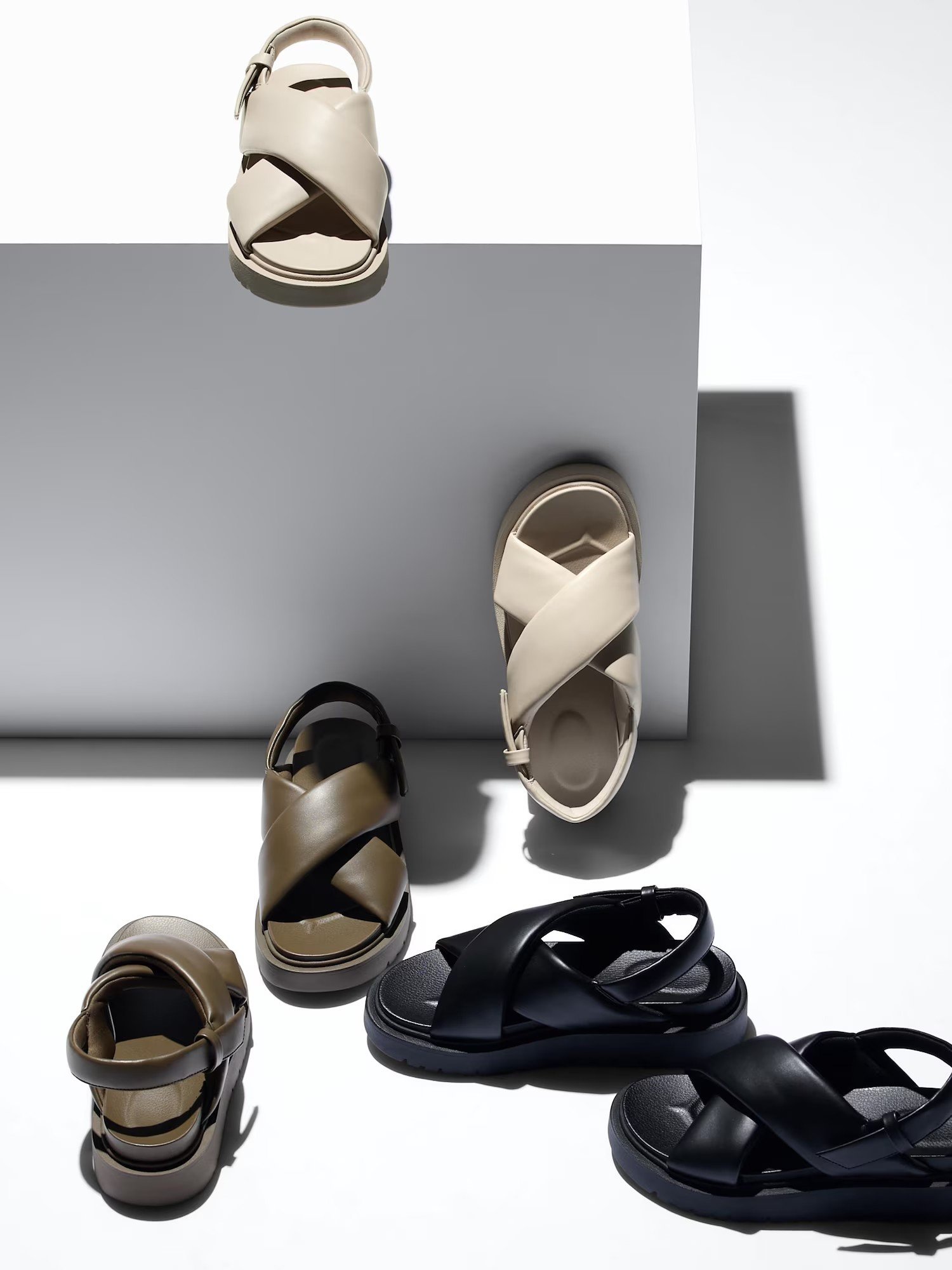 写真 | 【ユニクロ】脱ぎ履きラクちん！春夏に嬉しい〈3000円台新作サンダル〉おしゃれな「こっそりゴム仕様」デザインが良い | LIMO | くらしとお金の経済メディア