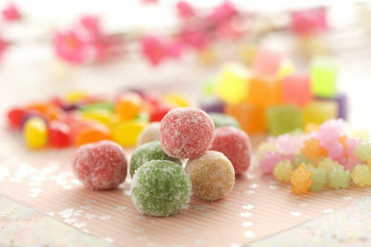 「貯蓄3000万円以上ある」70歳代はどのくらいいる？《厚生年金と国民年金》平均年金月額はいくらか 次回、年金支給日は2月14日 | LIMO | くらしとお金の経済メディア