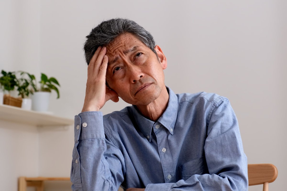 写真 「60歳代で貯蓄2000万円あればいい」のか。65歳の厚生年金「平均月額は14万3504円」に 60歳代の貯蓄「平均と中央値」と12