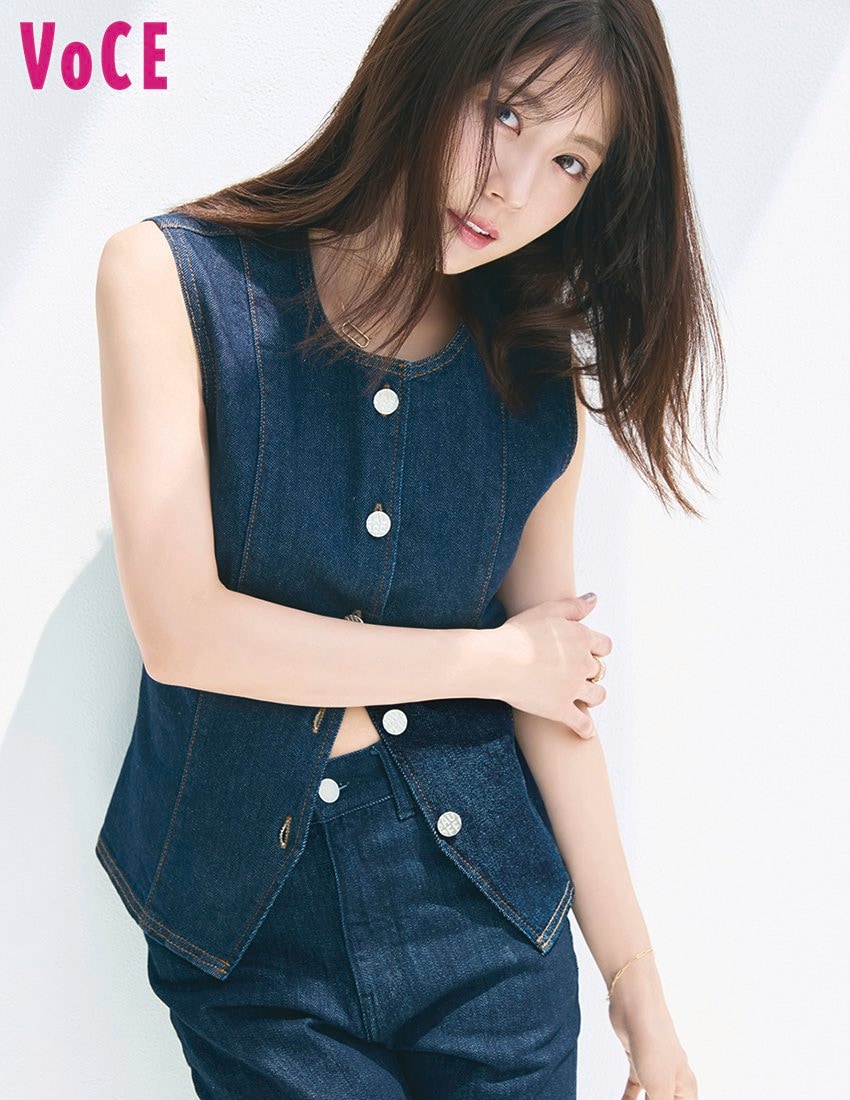 写真 | 有村架純 ノースリデニムセットアップで美スタイル披露「天使過ぎる」「ほんとかわいい…」と絶賛の声 「VOCE」9⽉号表紙 1か月あたりのファッション＆美容費用も紹介 | LIMO ...