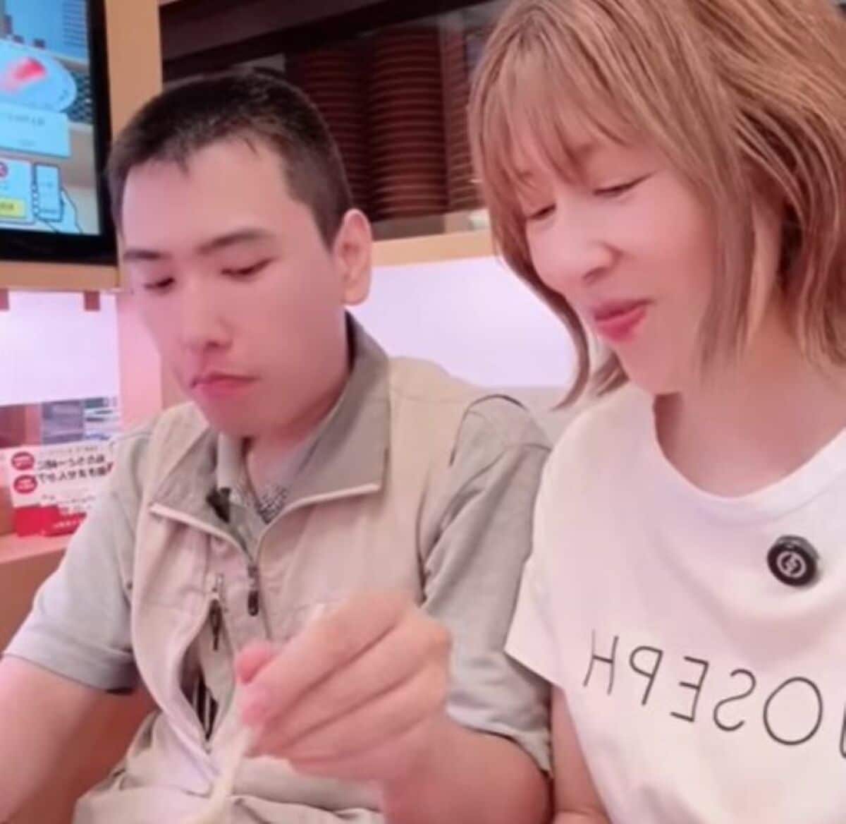 【33歳差カップル】25歳彼氏の「照れ隠し」に59歳彼女が笑ってしまう コメント欄「癒ししかない」の声 | LIMO | くらしとお金の経済メディア