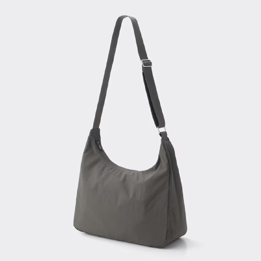 写真 | GUの「大容量バッグが使えると話題！」2990円以下でコスパも優秀 | LIMO | くらしとお金の経済メディア