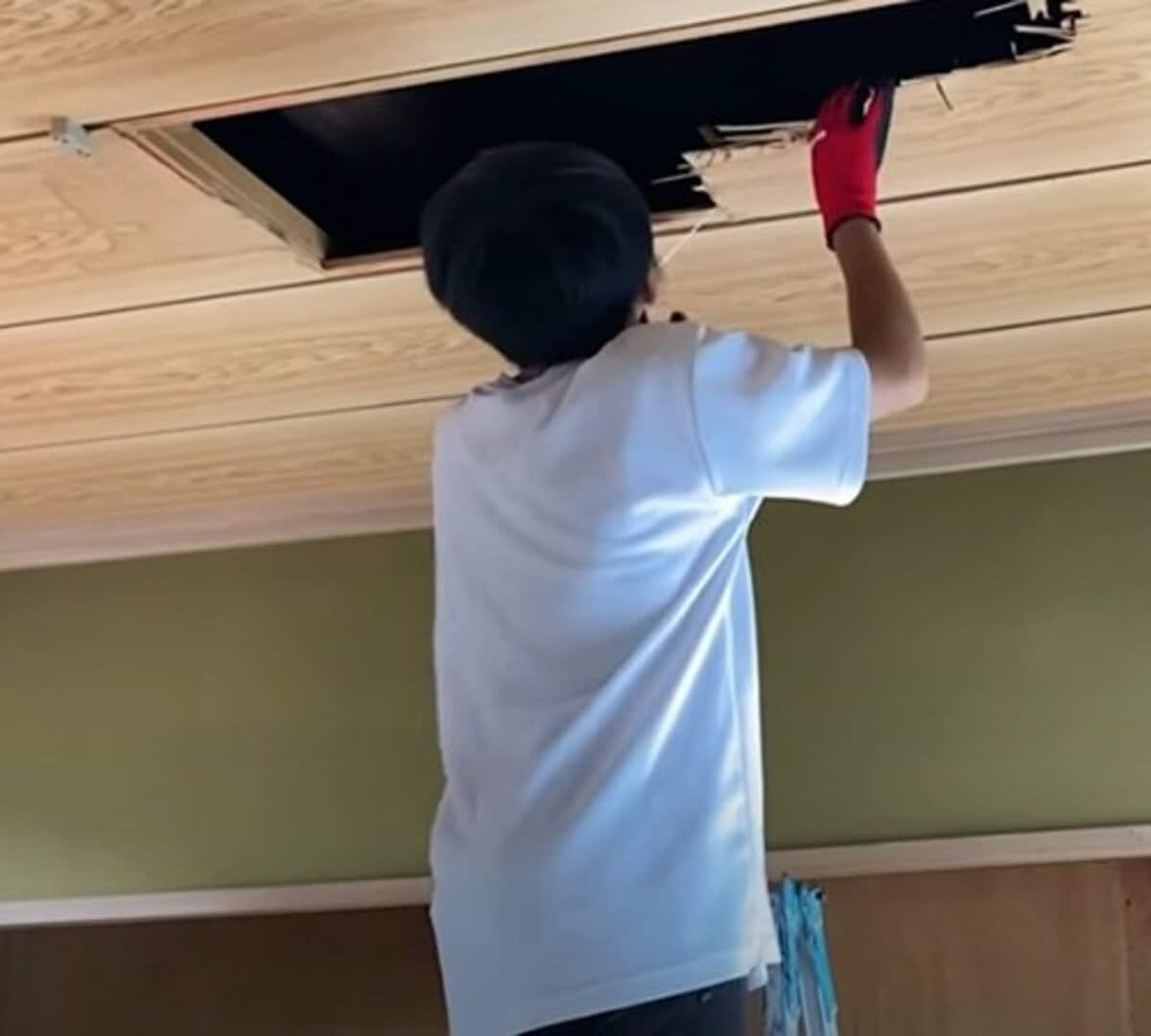 【築100年超古民家DIY】息子さんが主役！和室天井を新しく作り直すため解体作業にチャレンジ 「ヤル気が素晴らしい」「かっこいい」の声 | LIMO | くらしとお金の経済メディア