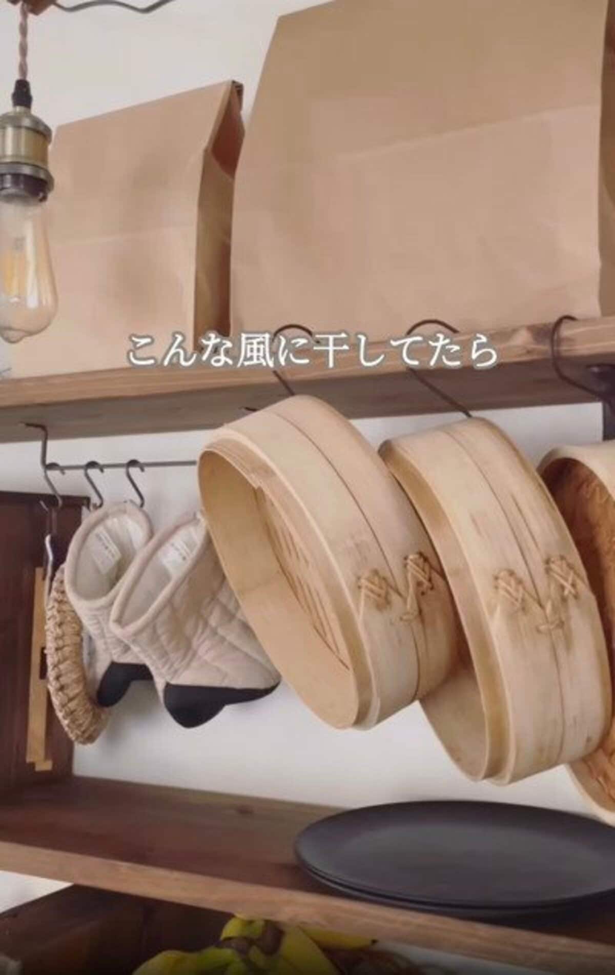 2児ママの【キッチン収納DIY】蒸篭（せいろ）を干せる！おしゃれな〈ハシゴ風収納〉がすごい！ 「ちょい置き便利」「アイデアに惚れぼれ」の声 | LIMO | くらしとお金の経済メディア