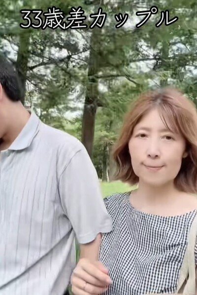 写真 | 【33歳差カップル】59歳彼女と25歳彼氏 公園で「腕組みデート」の様子が幸せいっぱい | LIMO | くらしとお金の経済メディア