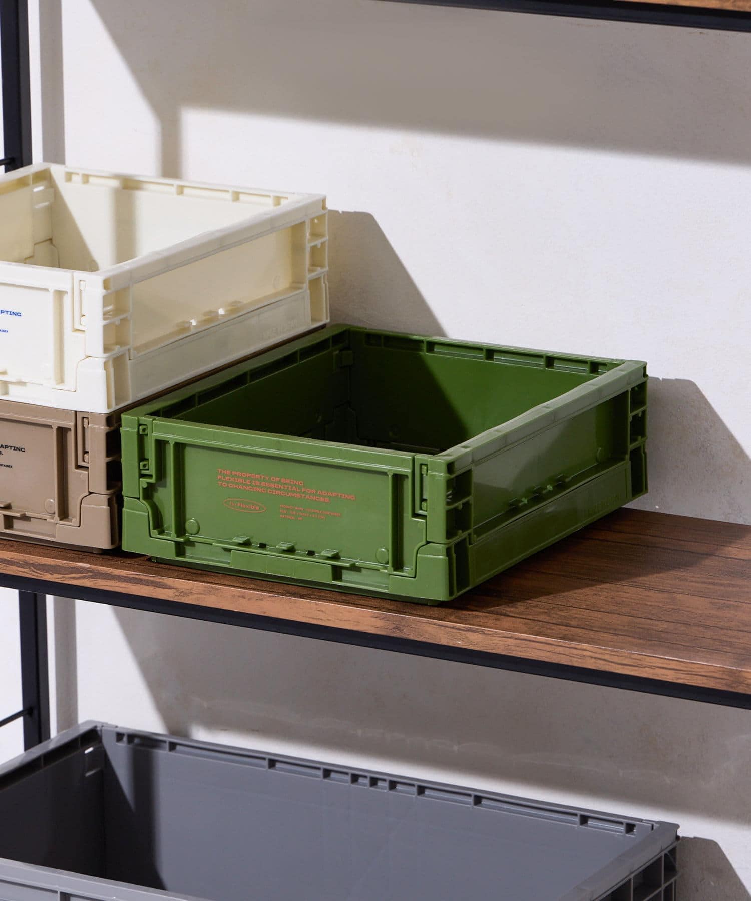 写真 | 「880円→330円62％引き」3COINS折りたたみコンテナ「くすみ4色」「重ねて使える！」 重ねて使えるスタッキング式で便利 | LIMO | くらしとお金の経済メディア