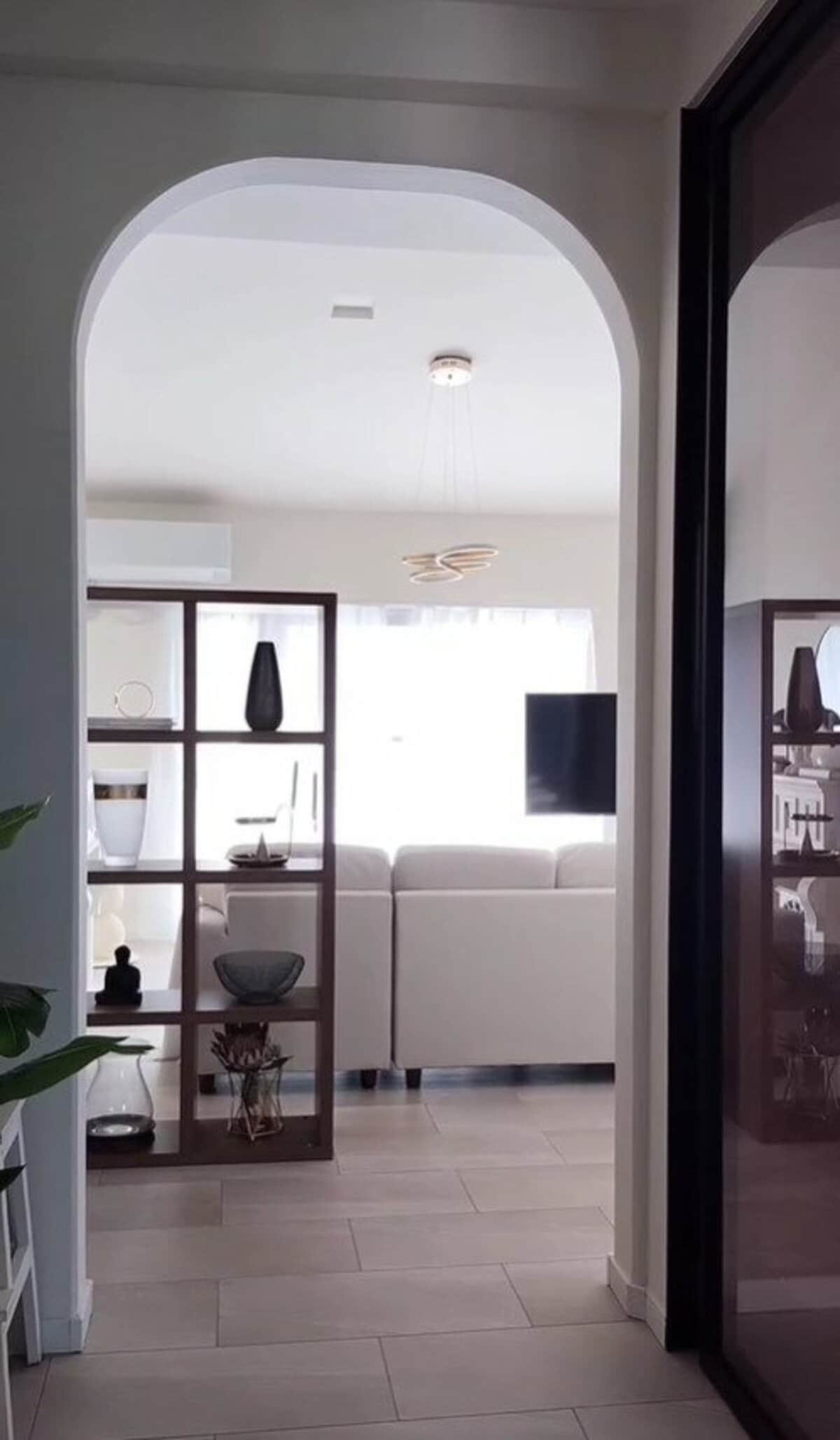 写真 | 冬の寒さ対策！築42年団地の玄関とリビングの間にDIYで…「間仕切りドア」で冷気をシャットアウト！オシャレすぎて大反響 「DIYでこんな扉作れちゃうんだ」「美しい！」と驚きの声 ...