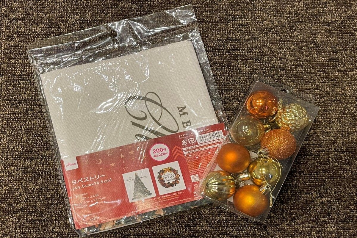 写真 | たった330円【ダイソー】「クリスマスボール」と「タペストリー」玄関をお洒落に 飾り付けしてみた！ | LIMO | くらしとお金の経済メディア