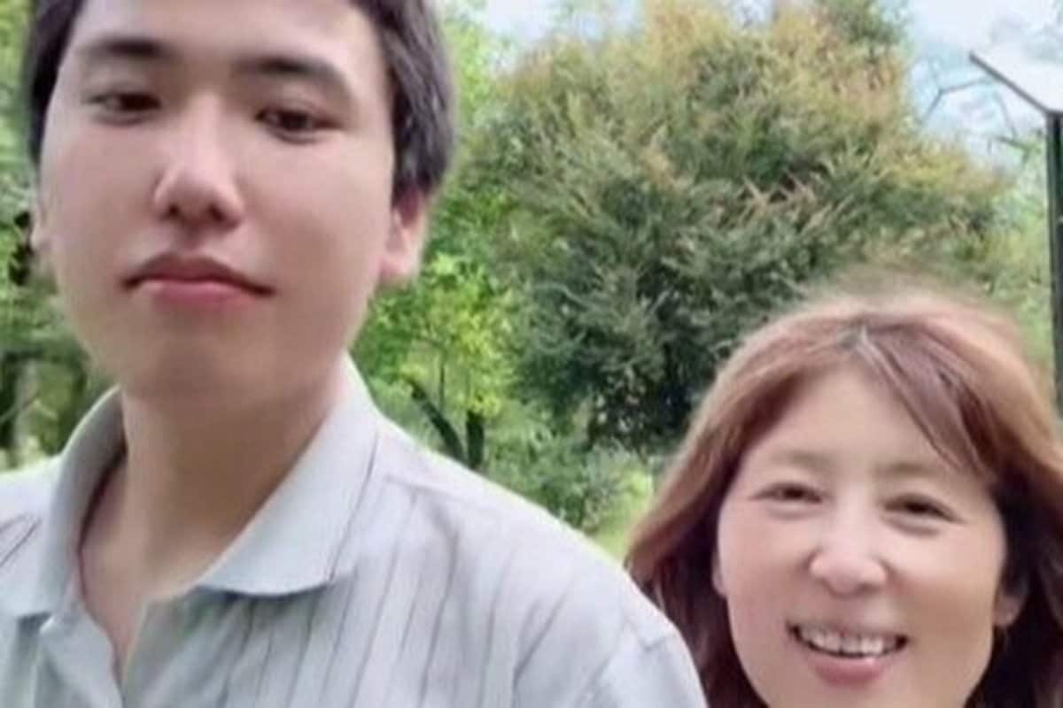 写真 | 【33歳差カップル】59歳彼女と25歳彼氏 公園で「腕組みデート」の様子が幸せいっぱい | LIMO | くらしとお金の経済メディア