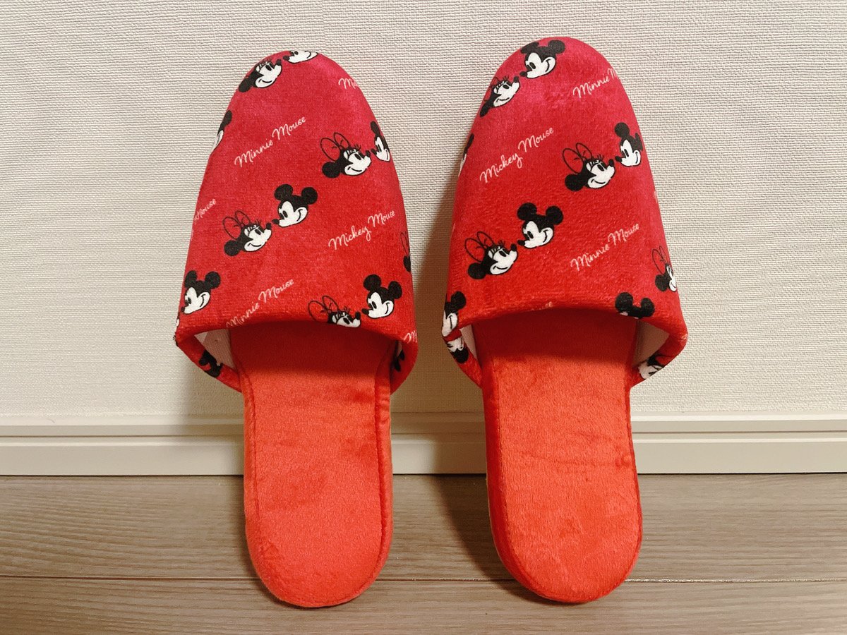 写真 | これで110円!?【ダイソー】「ミッキー＆ミニーの冬スリッパ」新年の集まりにも 「吊り込み」スリッパの特徴《購入レビュー》 | LIMO | くらしとお金の経済メディア