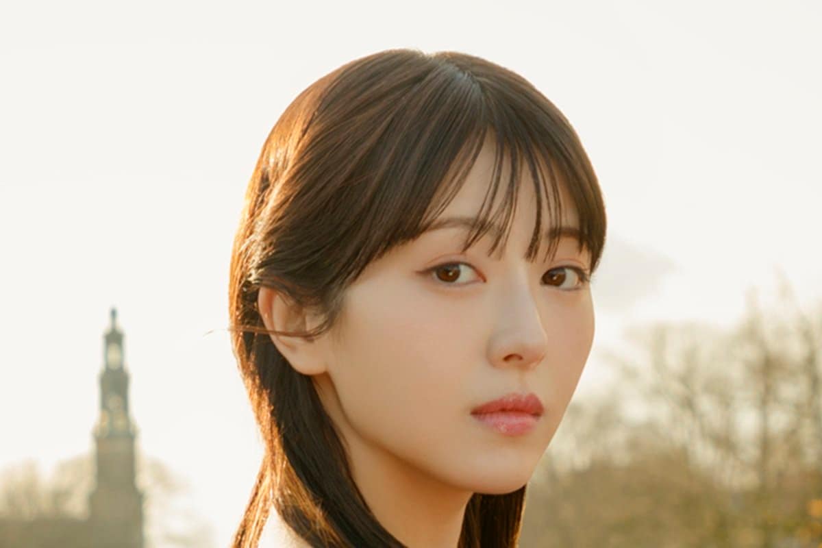 写真 | 浜辺美波 スタイル抜群！赤ニット姿にSNS衝撃「貴重」「美しすぎて目の保養」「反則だよ〜」 25歳記念写真集「25」発売！1か月あたりのファッション＆美容費用も紹介 | LIMO ...