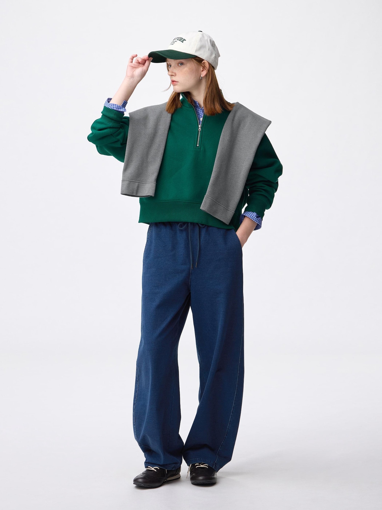 写真 | 「待ってました！」「万能かも」GU新作〈デニムみたいなスウェットパンツ〉プチプラ2990円！52.5万再生！ 大流行バレルシルエットがおしゃれ可愛い！ | LIMO | くらしとお金 ...