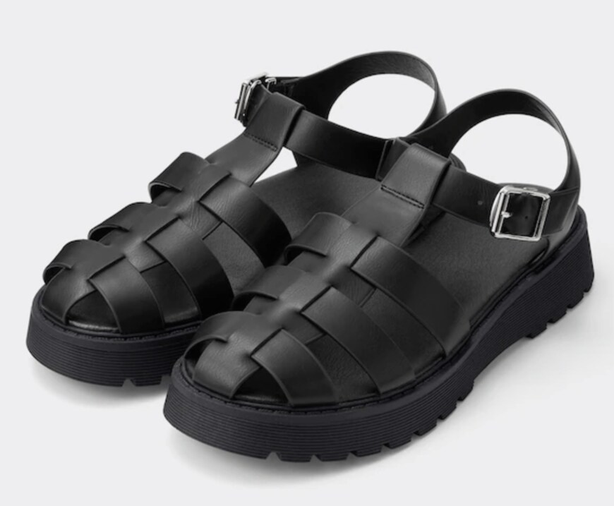 写真 | 足楽ちんで2490円【GU】夏トレンド「グルカサンダル」お洒落で充分と高評価 | LIMO | くらしとお金の経済メディア