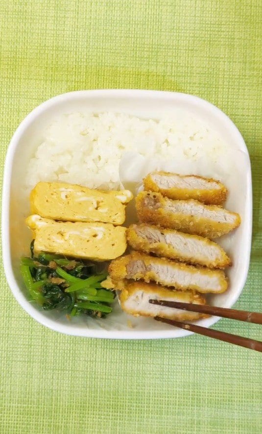 【高校生男子に作るお弁当】予算350円！美味しそうな『とんかつ弁当』を詰める様子が1万5000回再生 とんかつはたっぷりぎゅうぎゅうに | LIMO | くらしとお金の経済メディア
