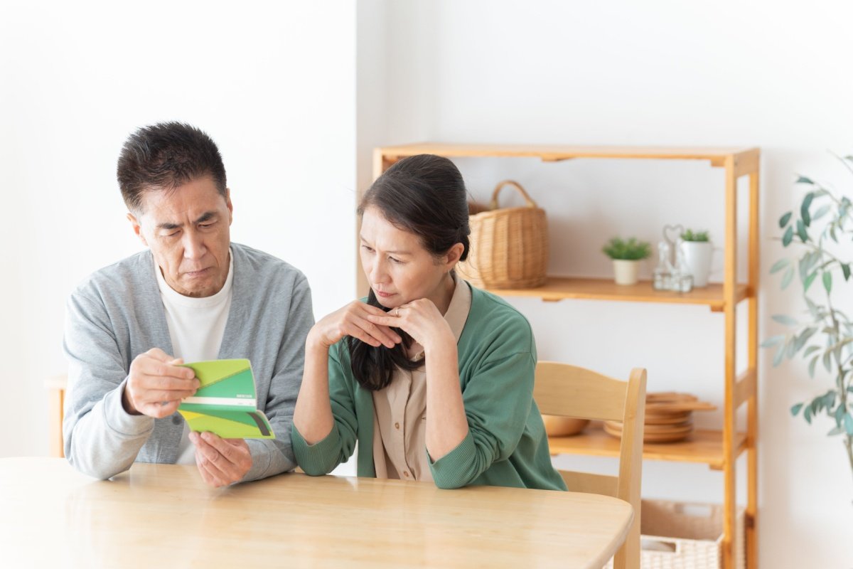 【65歳以上無職夫婦】毎月の生活費は年金受給額でまかなえるのか。平均の貯蓄額も。 総務省と厚生労働省のデータをグラフでみる 2ページ目