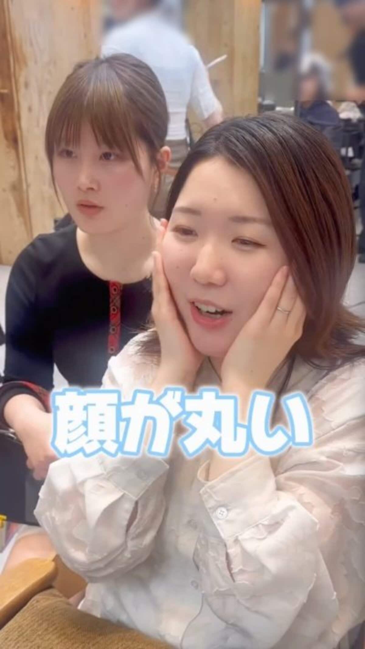 写真 | 「余白が気になる…」顔が丸いと悩む女性がミディアムボブに！「今までで1番気に入った」と大満足 カット後「顔小さく見える」と嬉しそう | LIMO | くらしとお金の経済メディア