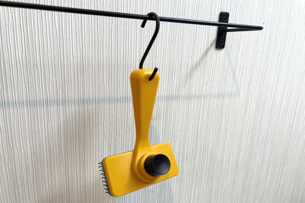 110円でペットの抜け毛対策！【キャンドゥ】機能付きグルーミングブラシがすごい わんこにさっそく使ってみた！ | LIMO | くらしとお金の経済メディア
